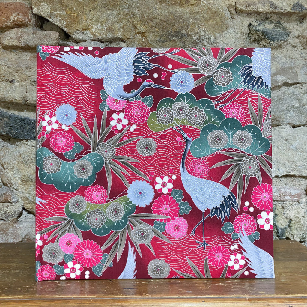 Álbum grande. Tela japonesa. Estampado floral grullas y motivos dorados ...